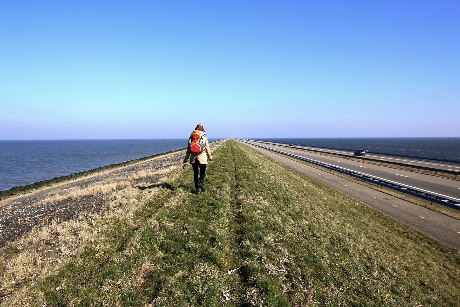 Expedia Pioneer wandelt over de Afsluitdijk - De Afsluitdijk