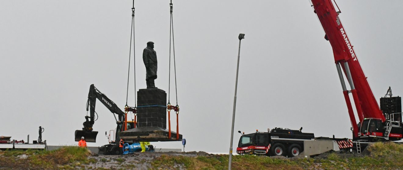 Standbeeld ingenieur Lely verplaatst naar definitieve plek - De Afsluitdijk